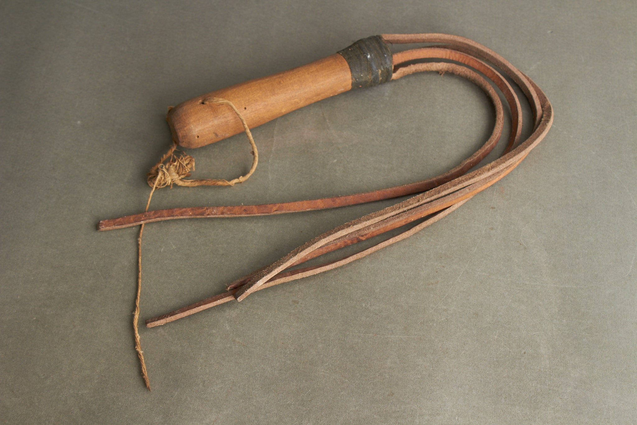 WW2 Tysk Wehrmacht pisk til tøj, telte mv. Original. – DJURHUUS-AUCTIONS